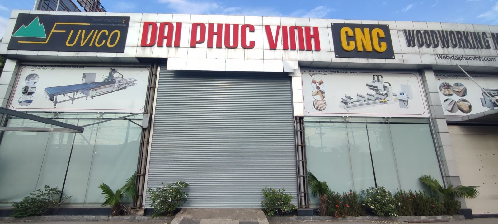 Thi công cửa siêu trường tại Showroom công ty Đại Phúc Vinh Bình Dương ...